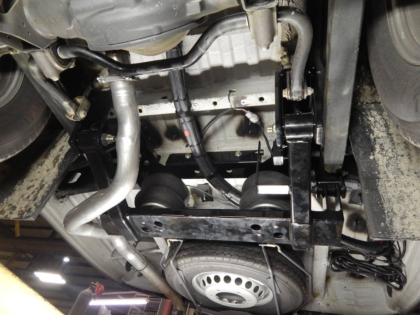 2014+ Mercedes-Benz Sprinter Van 3500 DRW – 2-Stage Rear Air Suspensio ...